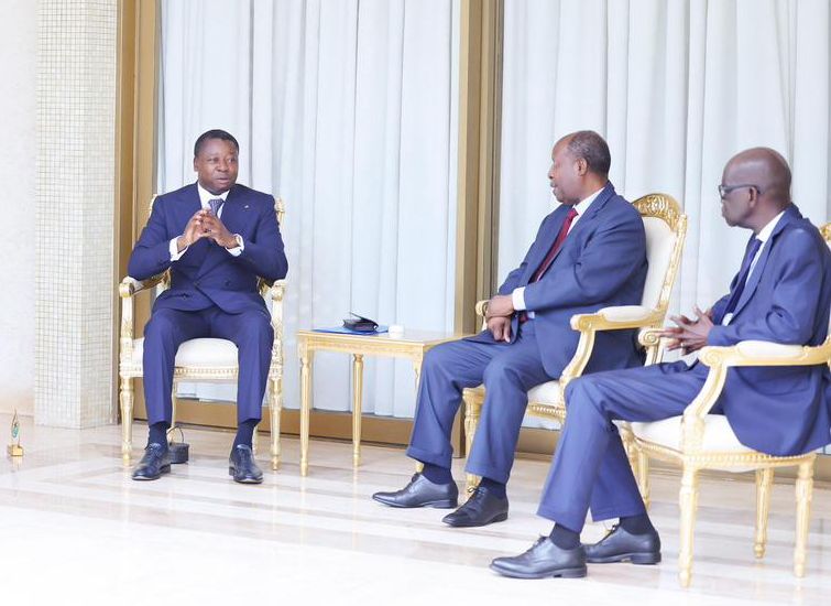 Le Président de la République Faure Gnassingbé échange avec le chef du ... Le Président de la République Faure Gnassingbé échange avec le chef du ...